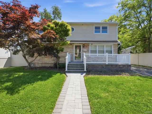 7 Penndale Dr, Amityville, NY 11701