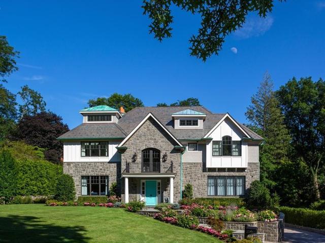 7 Pine Dr, Great Neck, NY 11021