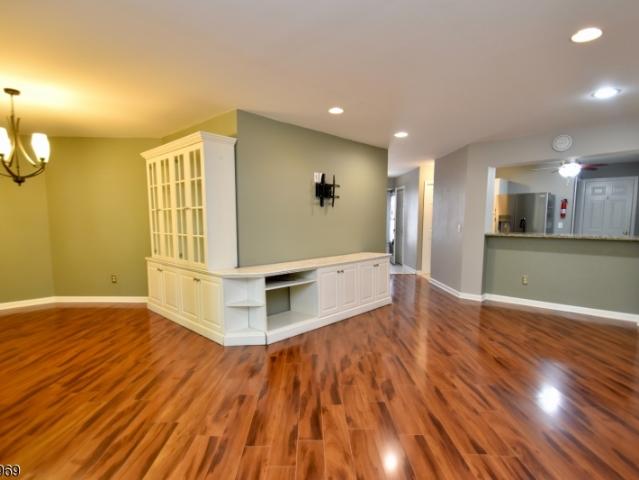 7 Pine Hollow Ct