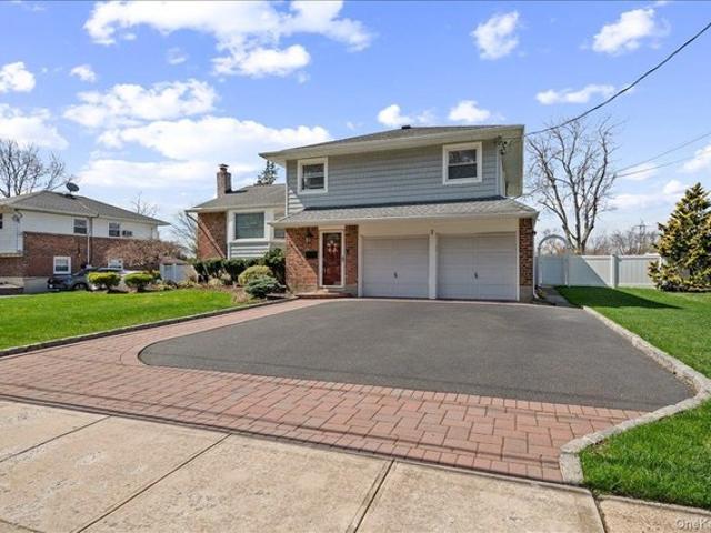 7 Plainview Rd, Bethpage, NY 11714