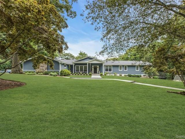 7 Ridge Dr, Melville, NY 11747