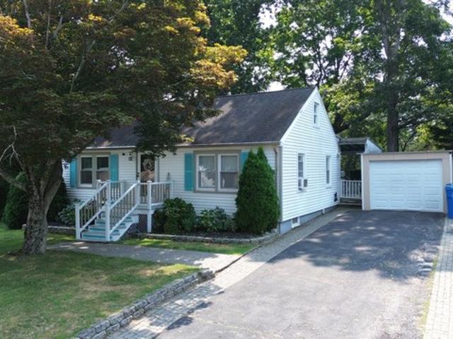 7 Rocky Ledge Dr, Clinton, CT 06413