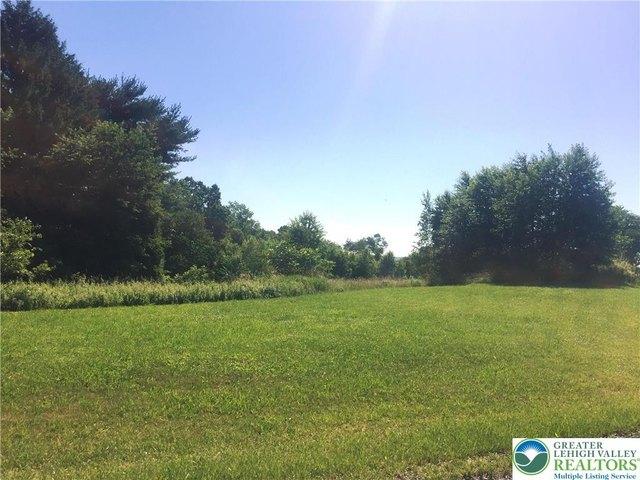 7 Robert Henry Cir, Mahoning, PA 18235