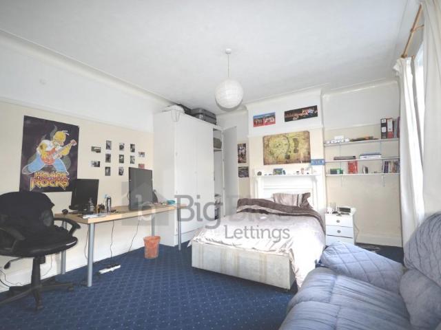 7 St Michaels Villas, Headingley. 7 bed semi detached villa to rent £3,488 pcm £805 pw