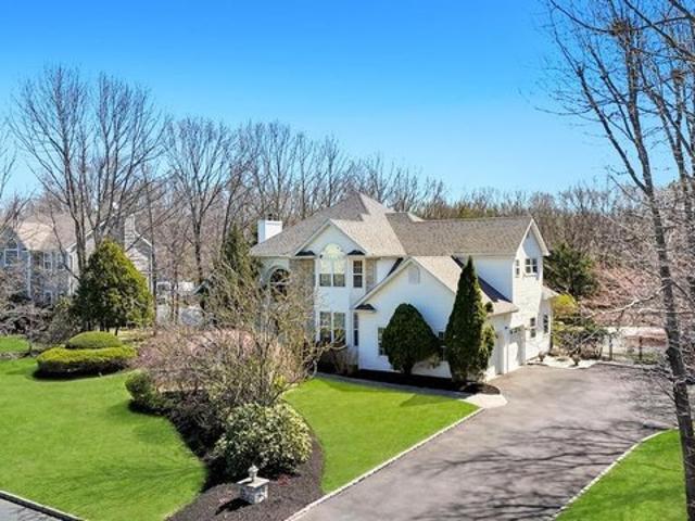 7 Stadium Blvd, East Setauket, NY 11733