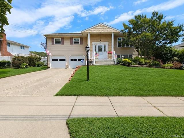 7 Sterling Dr, Lake Grove, NY 11755