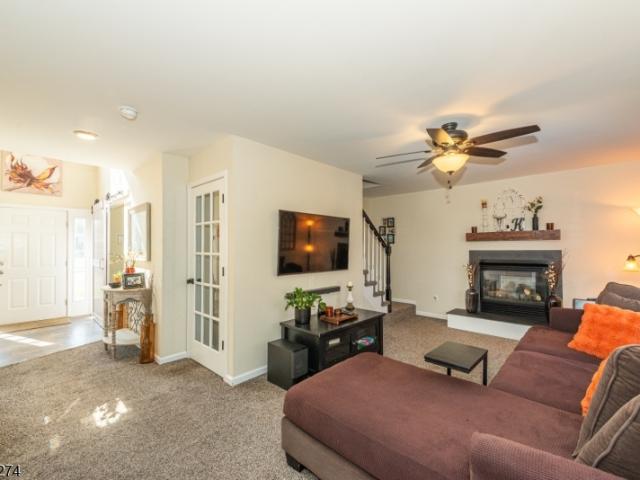 7 Stratford Ln