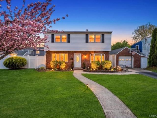 7 Swan Ln, Levittown, NY 11756