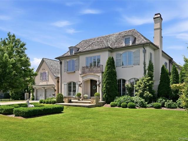 7 Sexton Dr, West Islip, NY 11795