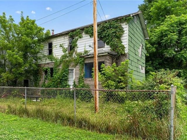 7 Short St, Smock, PA 15480