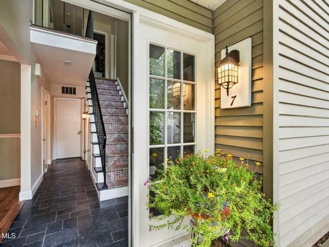 7 Spruce Ct, Delmar, NY 12054
