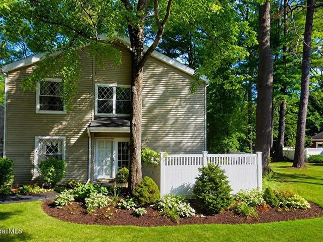 7 Spruce Ct, Delmar, NY 12054