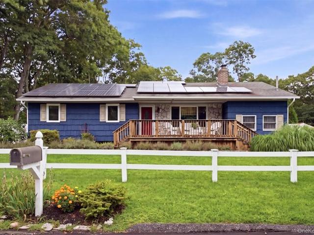 7 Tupelo St, Manorville, NY 11949