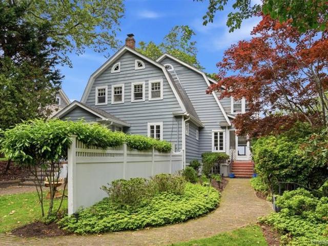 7 Thompson St, Shoreham, NY 11786