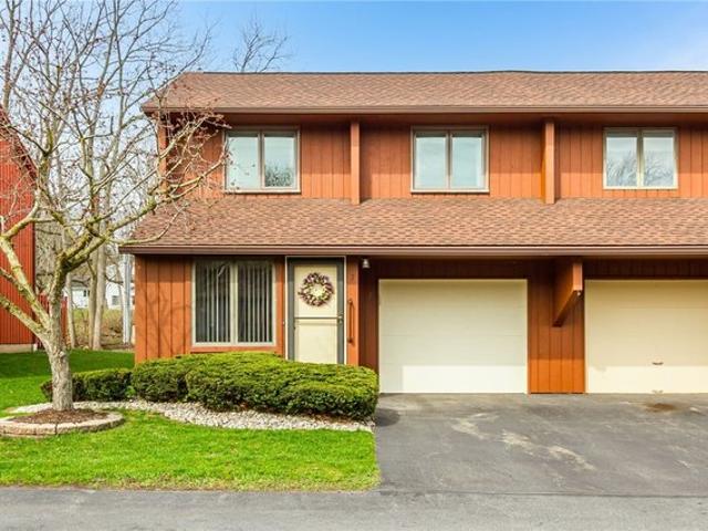 7 Treetop Dr, Fairport, NY 14450