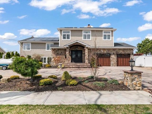 7 Waterview Ave, Massapequa, NY 11758