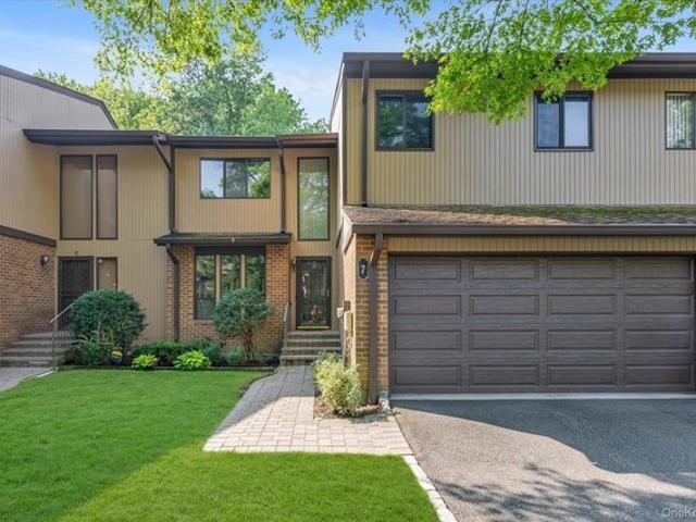 7 Wimbledon Dr, Roslyn, NY 11576