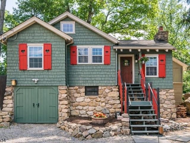 7 Woodbine Ln, Sparta, NJ 07871