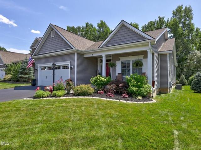 7 Woodlake Dr, Saratoga Springs, NY 12866
