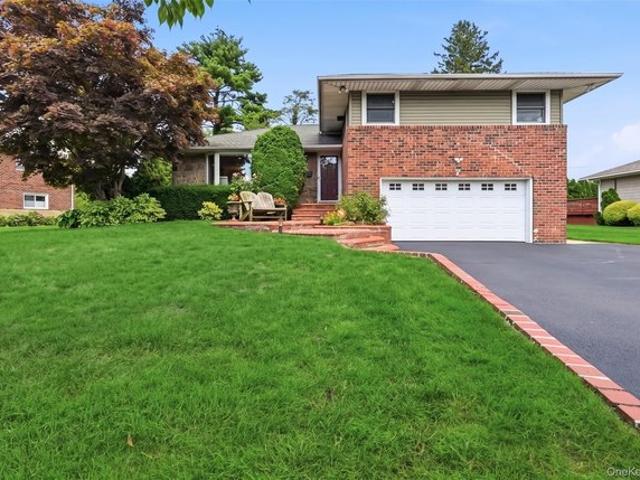 7 Wren Dr, Woodbury, NY 11797