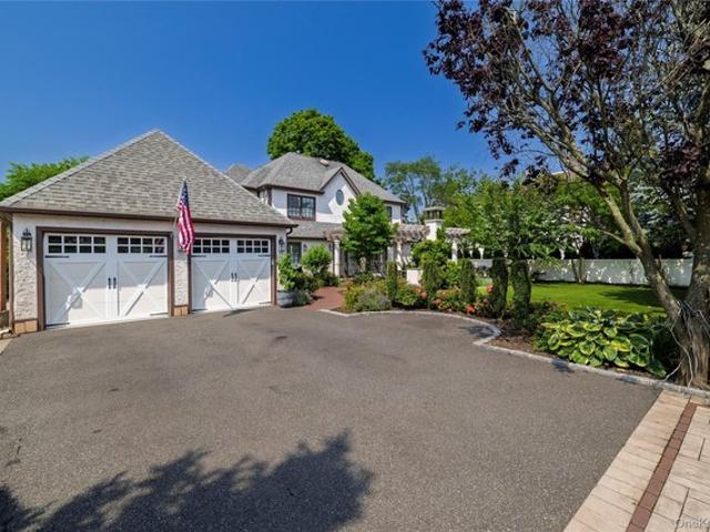 7 Yorkshire Rd, Rockville Centre, NY 11570