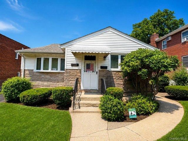 7 08 127th St, College Point, NY 11356