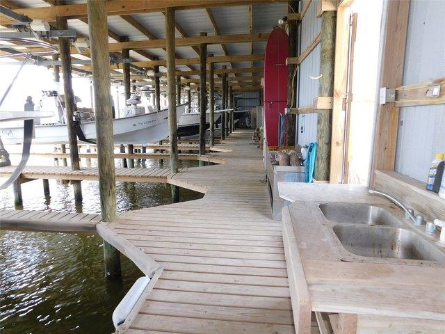7W Port St, Port Lavaca, TX 77979