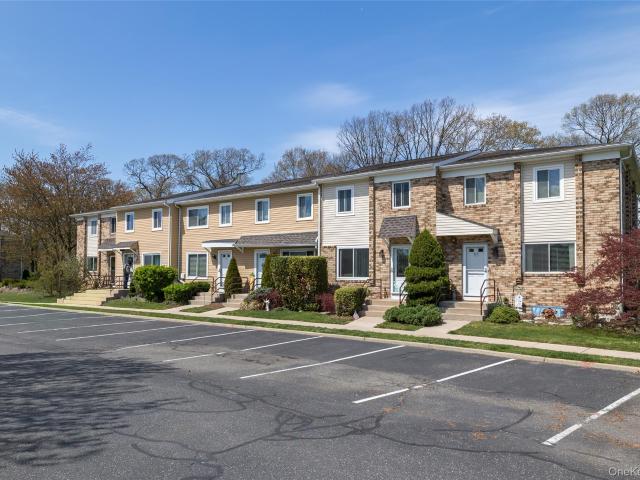 83 Town House Dr, Massapequa Park, NY 11762 | MLS #988540 | Compass