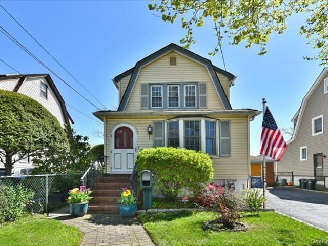 83 Cambridge St, Valley Stream, NY 11581