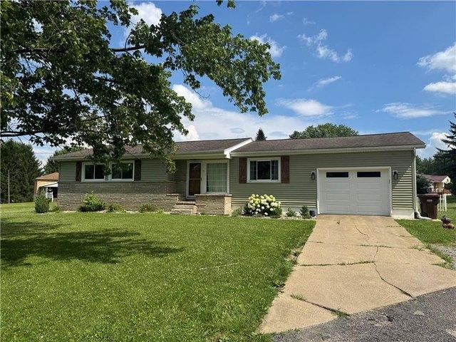 83 Edgewood Dr, Greenville, PA 16125