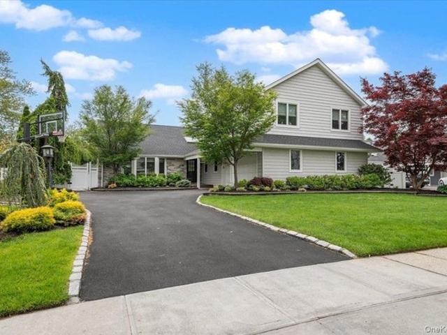 83 Joyce Ln, Woodbury, NY 11797