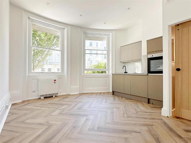 83 Lansdowne Place, Hove BN3 Studio to rent £1,025 pcm £237 pw
