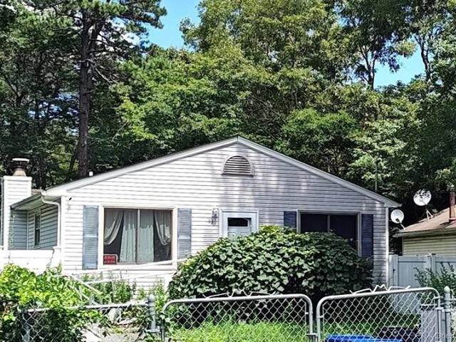83 Norfleet Ln, Coram, NY 11727