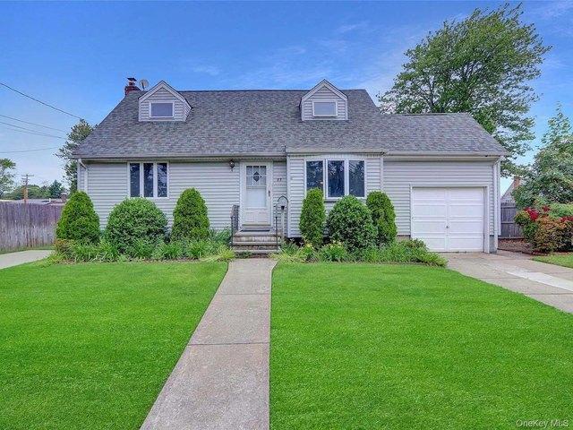 83 Old Farmingdale Rd, West Babylon, NY 11704