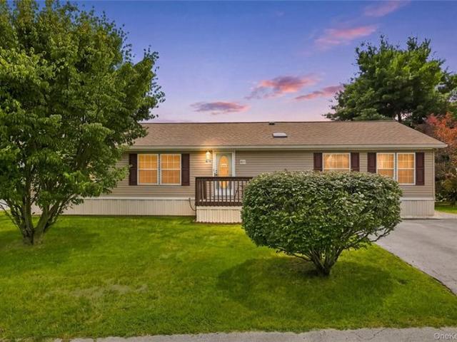 83 Pine Dr, Bloomingburg, NY 12721