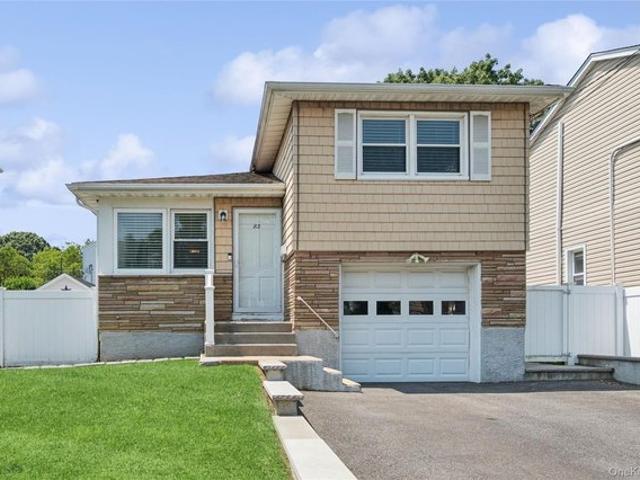 83 Scarcliffe Dr, Malverne, NY 11565