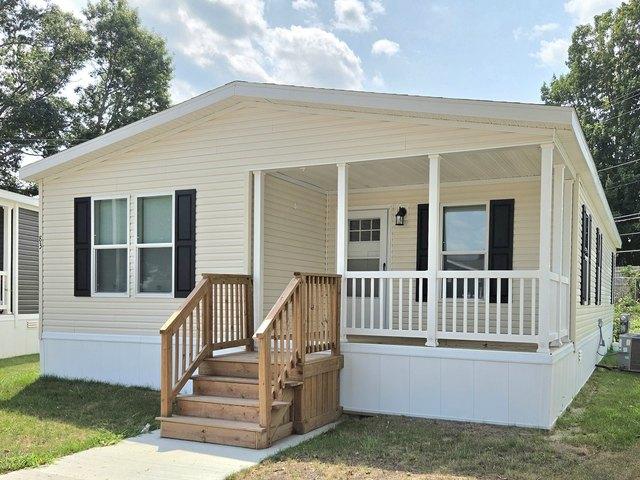 83 Suzanne Blvd, White Lake, MI 48386
