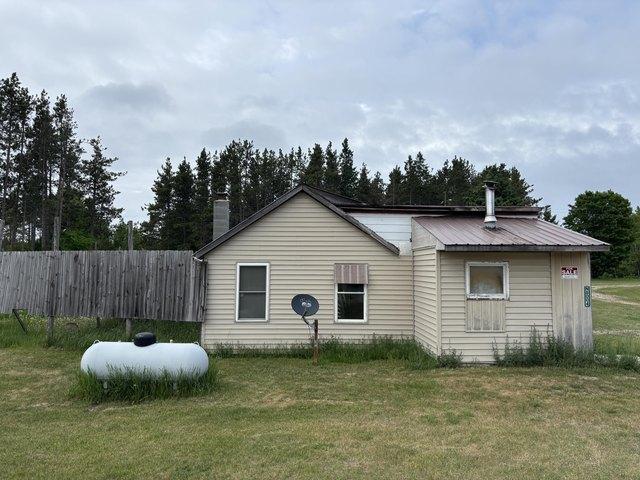 8004 N Hiawatha Trl, Naubinway, MI 49762