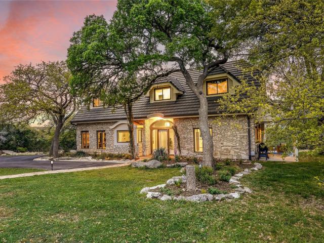 8004 Golden Oaks Ln