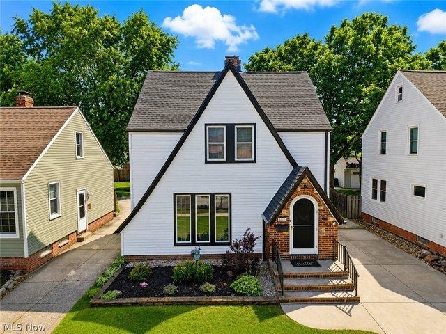 8005 Dresden Ave, Parma, OH 44129