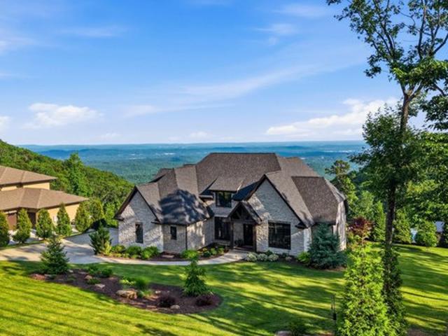 8008 Mountain Laurel Trl, Signal Mountain, TN 37377