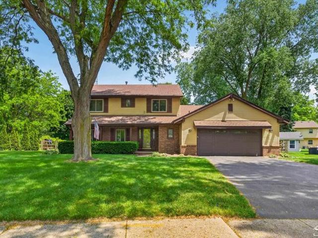 8008 Fox Run Ct, Temperance, MI 48182
