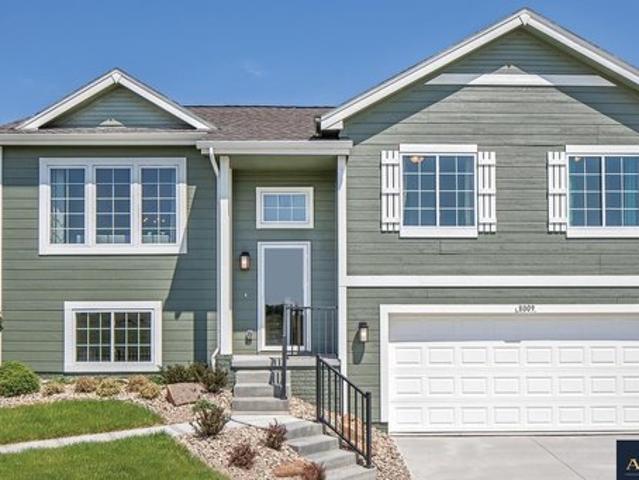 8009 N 113th St, Omaha, NE 68142