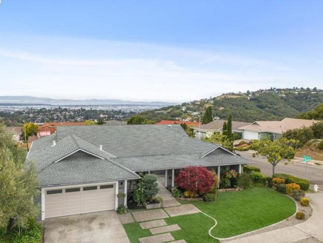 8001 Phaeton Dr, Oakland, CA 94605