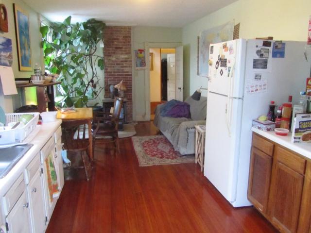 $800 / 202ft2 room in 2 fam near Roz square