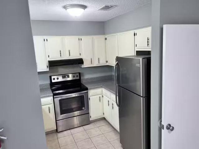 $800 2 Bedroom 1 Bathroom Apartment, Water Included. Locate.
