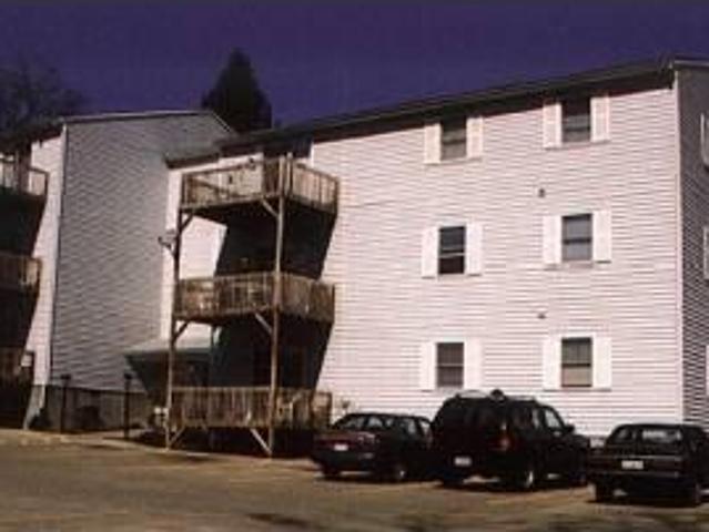 $800 / 2br Very Large 2 BR Floorplan with Large Deck in Quiet Neighborhood Near both hospitals Morgantown