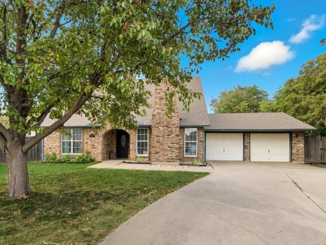 800 Colony Ct, Blue Mound, TX 76131
