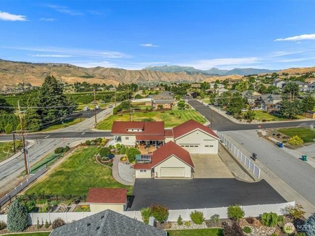 800 Autumn Crest Dr, Wenatchee, WA 98801