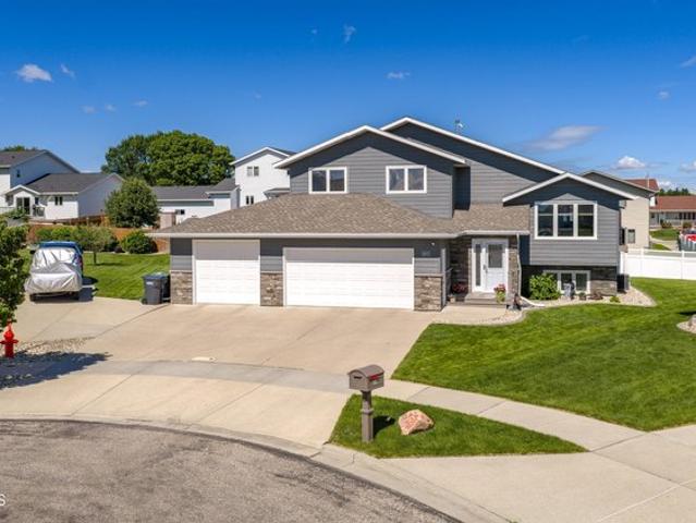 800 Dianes Ct NE, Mandan, ND 58554